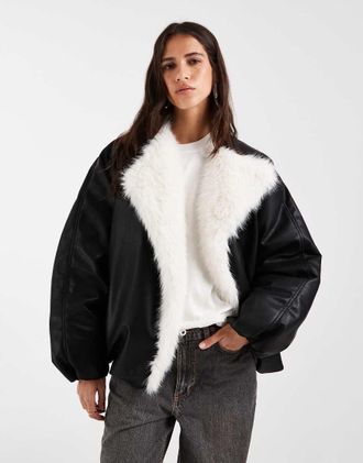 Asos Bomberjacke in Lederoptik mit cremefarbenem faux-fur-Wasserfallkragen in Schwarz