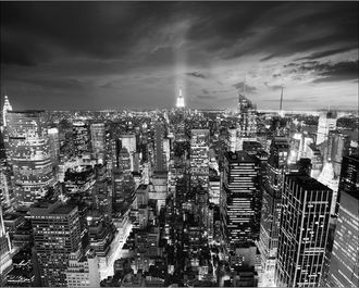 Wallario Poster - New York bei Nacht - Panoramablick über die Stadt - schwarzweiß in Premiumqualität, Größe: 40 x 50 cm