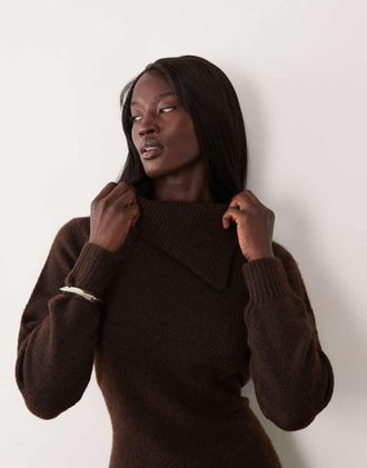 Vero Moda Tall lang&auml;rmliges Strick-Minikleid mit geschlitztem Ausschnitt und Bindeband in der Taille in Schokobraun