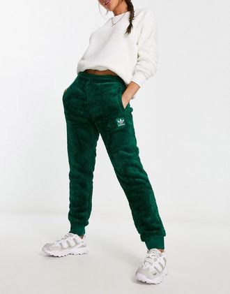adidas Originals Essentials - Fleece-Jogginghose in Dunkelgr&uuml;n