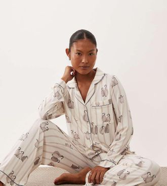 Chelsea Peers ensemble de pyjama boutonn&eacute; ultra doux &agrave; imprim&eacute; pingouin blanc