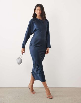 Asos robe longue en satin &agrave; manches chauve-souris bleu marine