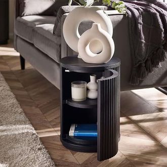 Julian Bowen Louis, schwarzer geriffelter Beistelltisch mit Tür, Eschenholz, 33 x 33 cm