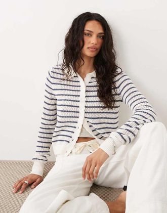 Abercrombie & Fitch Gilet ajust&eacute; en maille ray&eacute;e avec col crochet&eacute; - Cr&egrave;me-Blanc