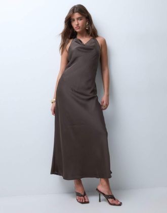 Vero Moda robe longue satin&eacute;e dos nu &agrave; nouer au dos marron chocolat