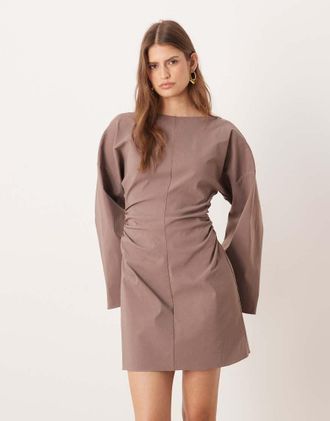 Asos Robe courte en bengaline avec manches &eacute;vas&eacute;es et dos ouvert - Champignon-Brown