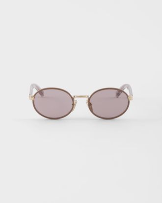 Prada Sonnenbrille mit dem ikonischen Metallplakette