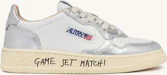 Autry BASKETS MEDALIST LOW EN CUIR BLANC ET ARGENT AVEC LETTRAGE