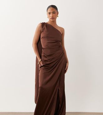 Tfnc Petite Robe longue de demoiselle dhonneur en satin avec dos drap&eacute; fendu et &eacute;paule asym&eacute;trique - Chocolat-Marron