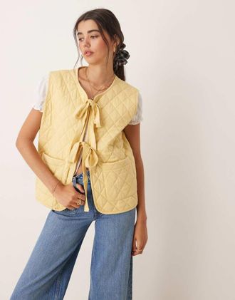 Miss Selfridge Steppweste in Buttermilchgelb