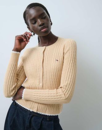 Tommy Jeans Strickjacke mit Zopfstrick und Flaggen-Logo in Beige-Neutral