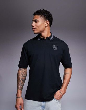 HUGO BOSS HUGO - Red Bull Racing Capsule - Dodac - L&auml;ssig geschnittenes Polohemd aus Pikee in Schwarz mit silberfarbenem Logo und Kragen mit Streifen