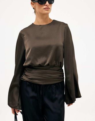 NA-KD blouse &agrave; manches larges et taille fronc&eacute;e en olive fonc&eacute;-Vert