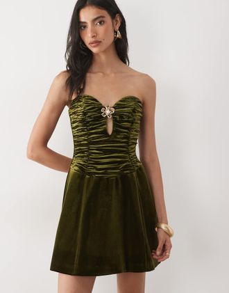 Asos Premium robe courte bandeau en velours structur&eacute; avec buste fronc&eacute; et finitions dor&eacute;es en vert