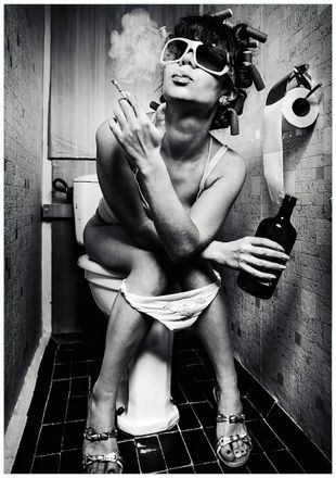 Wallario Poster - Kloparty - Sexy Frau auf Toilette mit Zigarette und Schnaps in Premiumqualität, Größe: 70 x 100 cm (Riesenposter)