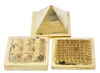Exotic India Vastu Pyramid (Set von DREI): 91 Pyramiden in Total - Messing Statue