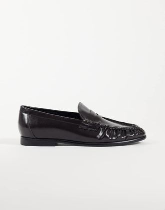 Asos schmaler Pennyloafer mit Raffungen in burgunderrot, Lack