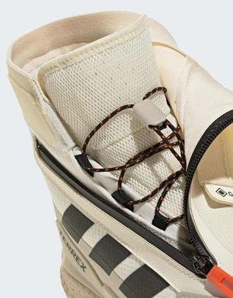 adidas adidas Performance Terrex free hiker 2 GTX climawarm+ Wanderschuhe in Wollwei&szlig; und Grau