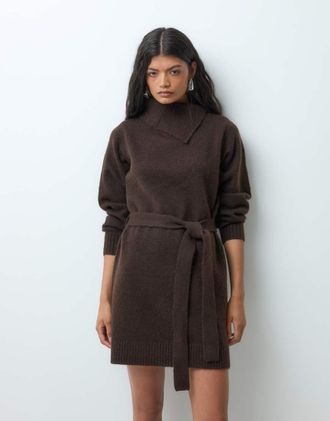 Vero Moda lang&auml;rmliges Strick-Minikleid mit Schlitz-Ausschnitt und Bindeg&uuml;rtel in Schokobraun