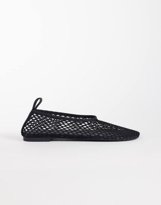 Arket Ballerinas aus Netzstoff in Schwarz mit eckiger Zehenpartie