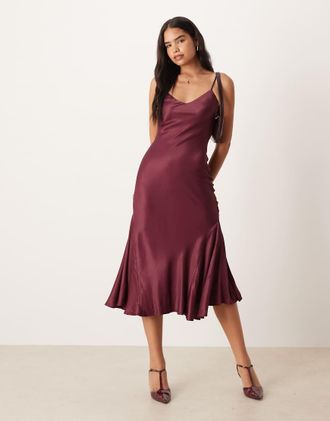 Asos Midi-Trägerkleid aus Satin in Burgunderrot mit V-Ausschnitt