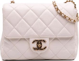 Chanel 2021-2025 gesteppte CC Accordion Flap Umhängetasche aus gealtertem Kalbsleder - Weiß