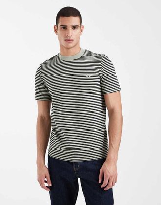 Fred Perry Schweres, fein gestreiftes T-Shirt mit Logo in Gr&uuml;n