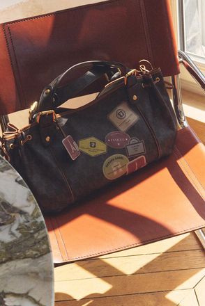 Gerard Darel Sac &agrave; main en toile enduite et cuir sign&eacute; de patchs imprim&eacute;s - 24H