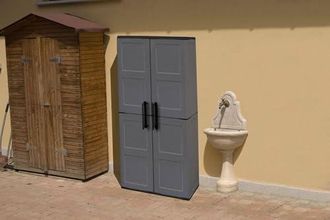 Dmora Geel Outdoor-Garderobe, Mehrzweck-Besenhalterschrank, 2-türiger Outdoor-Schrank, 100% Made in Italy, Kariertes Finish, 68 x 37 x 163 cm, Grau und Schw