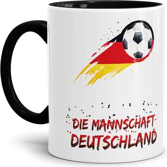Tassendruck Fussball-Tasse mit Spruch - Die Mannschaft - Innen & Henkel Schwarz Fahne/Länderfarbe/WM 2018/Deutschland/Weltmeisterschaft/Cup/Tor/Qualität Made in G