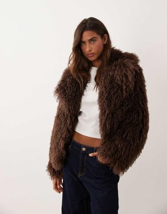 Miss Selfridge kurze Jacke aus Faux-Fur in Schokobraun