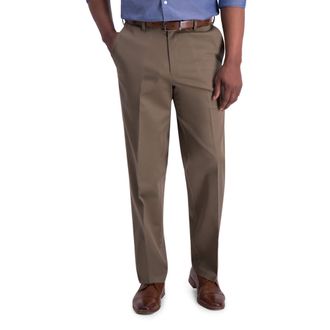 Haggar Herren B&uuml;gelfreie Premium-Freizeithose in Khaki, Klassische Passform, Flache Vorderseite, Erweiterbare Taille, Normale Gr&ouml;&szlig;en Hose, Toast, 34W / 32L