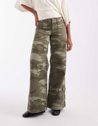 Hollister Hose mit niedrigem Bund, weitem Bein und Utility-Details im Camouflage-Print-Gr&uuml;n