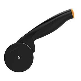 Fiskars Pizzaschneider mit hochwertigem Kunststoff-Schneidrad, L&auml;nge: 19 cm, Functional Form, Schwarz/Orange, 1019533