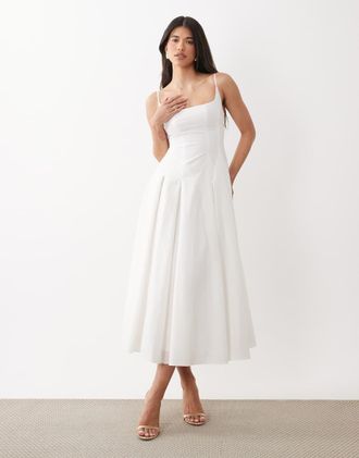 Forever New Maxi-Skaterkleid in Wei&szlig; mit Camisole-Tr&auml;gern und Godet-Detail