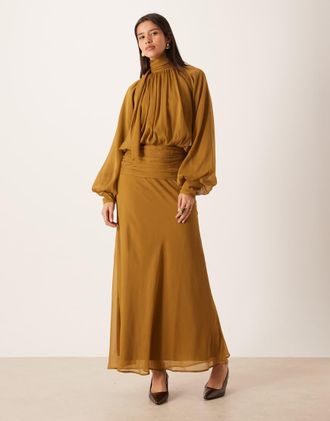 Asos Robe longue en mousseline drap&eacute;e avec col montant et d&eacute;tail foulard - Kaki-Vert