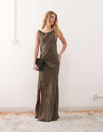 Weekday Robe longue en satin coupée en biais à encolure bateau - Taupe foncé-Marron