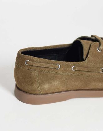 Asos Chaussures bateau &agrave; lacets en daim avec semelle en caoutchouc - Kaki-Vert