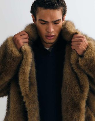 Asos Langer Oversize-Mantel aus Kunstpelz in Braun