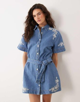 Miss Selfridge Robe en jean brod&eacute;e avec ceinture - Bleu d&eacute;lav&eacute;