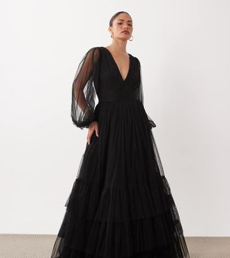 Lace & Beads Petite robe longue en tulle &agrave; manches transparentes, d&eacute;collet&eacute; plongeant et volants, noire