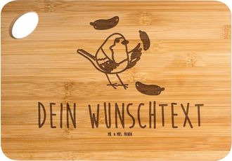 Mr. & Mrs. Panda Personalisiertes Schneidebrett Rotkehlchen Federn - Personalisierte Geschenke, Spruch Mut, Fr&uuml;hst&uuml;cksbrett mit Namen, Holzbrett Gravur, Vogel, fliegen