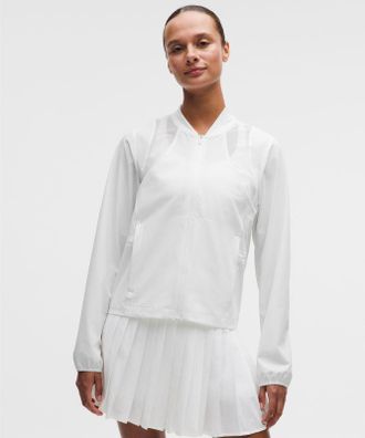 lululemon Tennisjacke mit -Ventilation f&uuml;r Frauen - Gr&ouml;&szlig;e 2XS in White