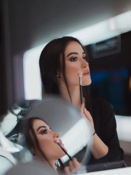 Make-up auf trockener Haut auftragen: Das sind die wichtigsten Regeln