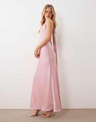 Tfnc Linvit&eacute;e - Robe longue en satin &agrave; d&eacute;collet&eacute; en V et dos ouvert lac&eacute; avec foulard - Rose