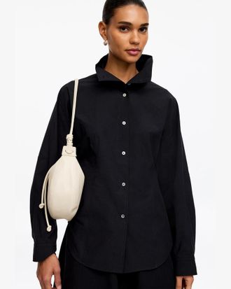 Arket Halbmondf&ouml;rmige Ledertasche -Beige