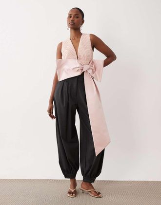 Asos Crop top en satin &agrave; d&eacute;collet&eacute; plongeant et noeud - Rose clair