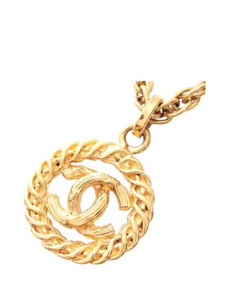 Chanel collier &agrave; pendentif plaqu&eacute; or et r&eacute;sine CC (1982)