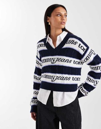 Tommy Jeans Pull rayé à logo et col V - Blanc et bleu