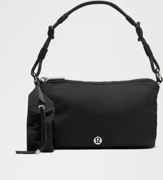 lululemon Mini-Schultertasche mit gerafftem Riemen 1,5 L - Gr&ouml;&szlig;e 5 l in Black/Silver